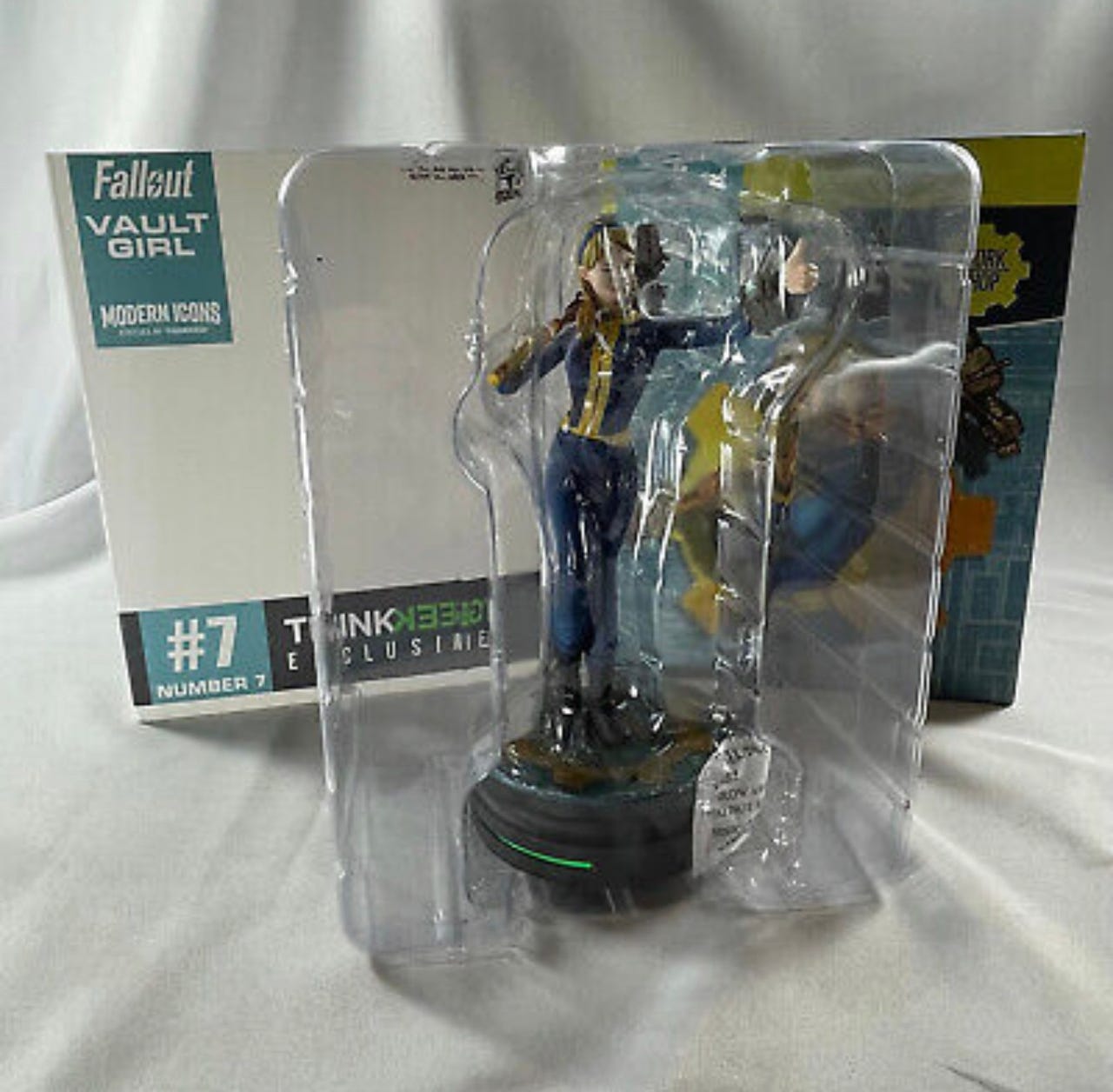 FALLOUT Modern Icons #7 Fallout Vault Girl Figure Statue Think Geek ...