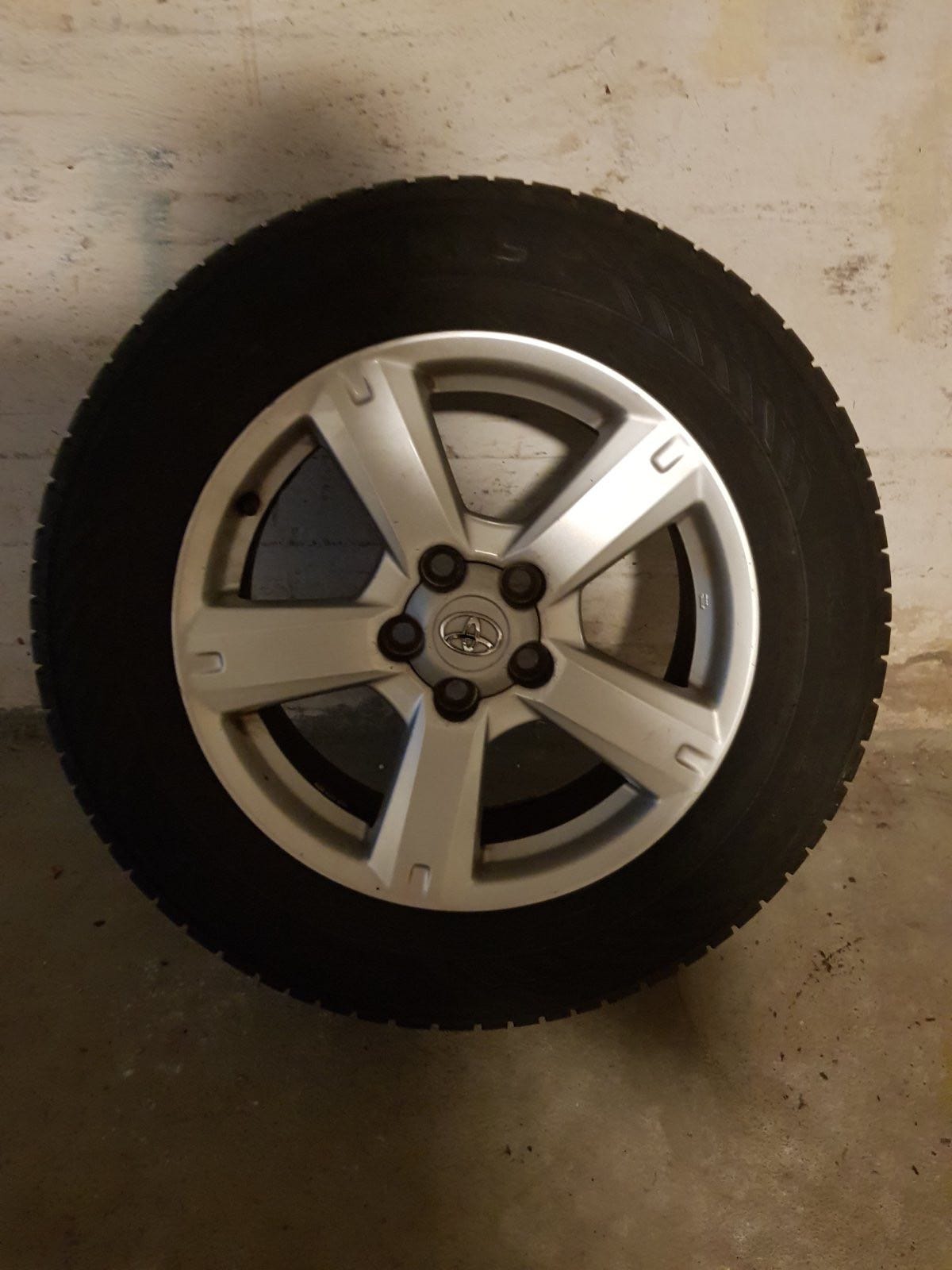 Toyota 17” sommerdekk med felger selges | FINN-torget