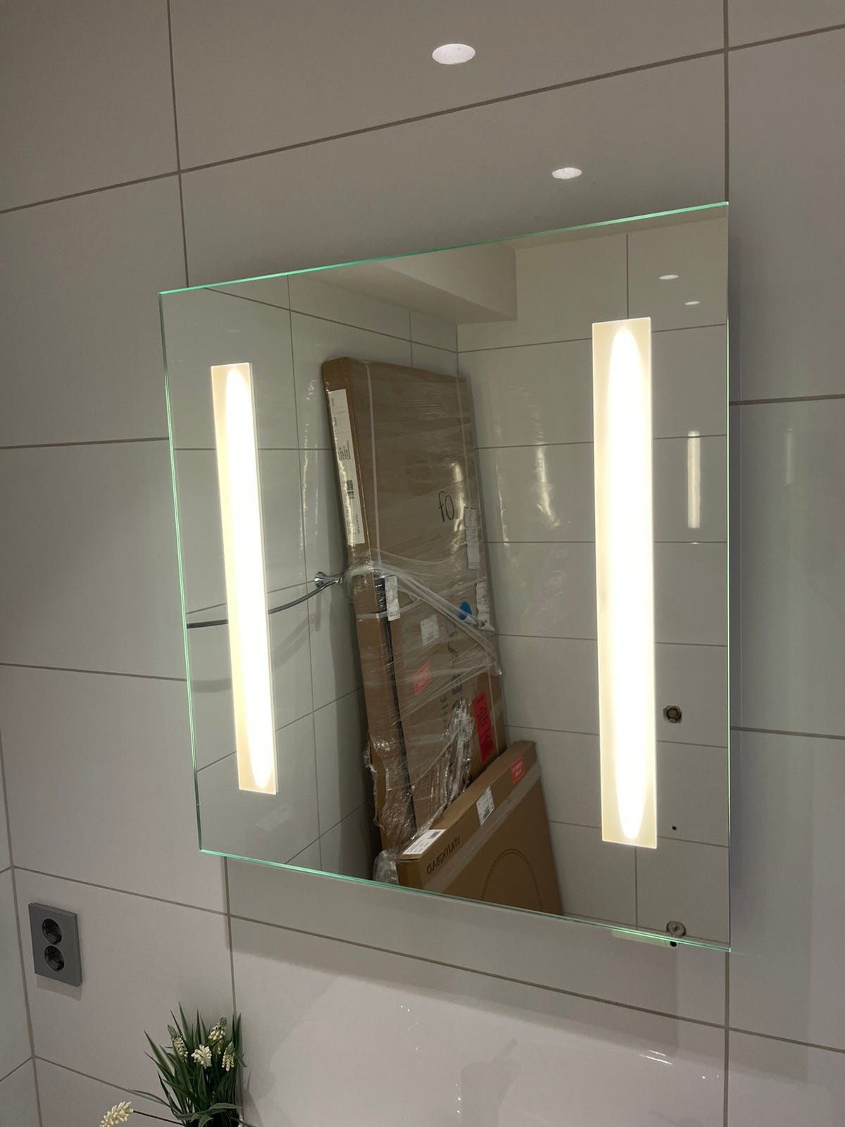 Baderomsspeil med lys og stikk | FINN torget