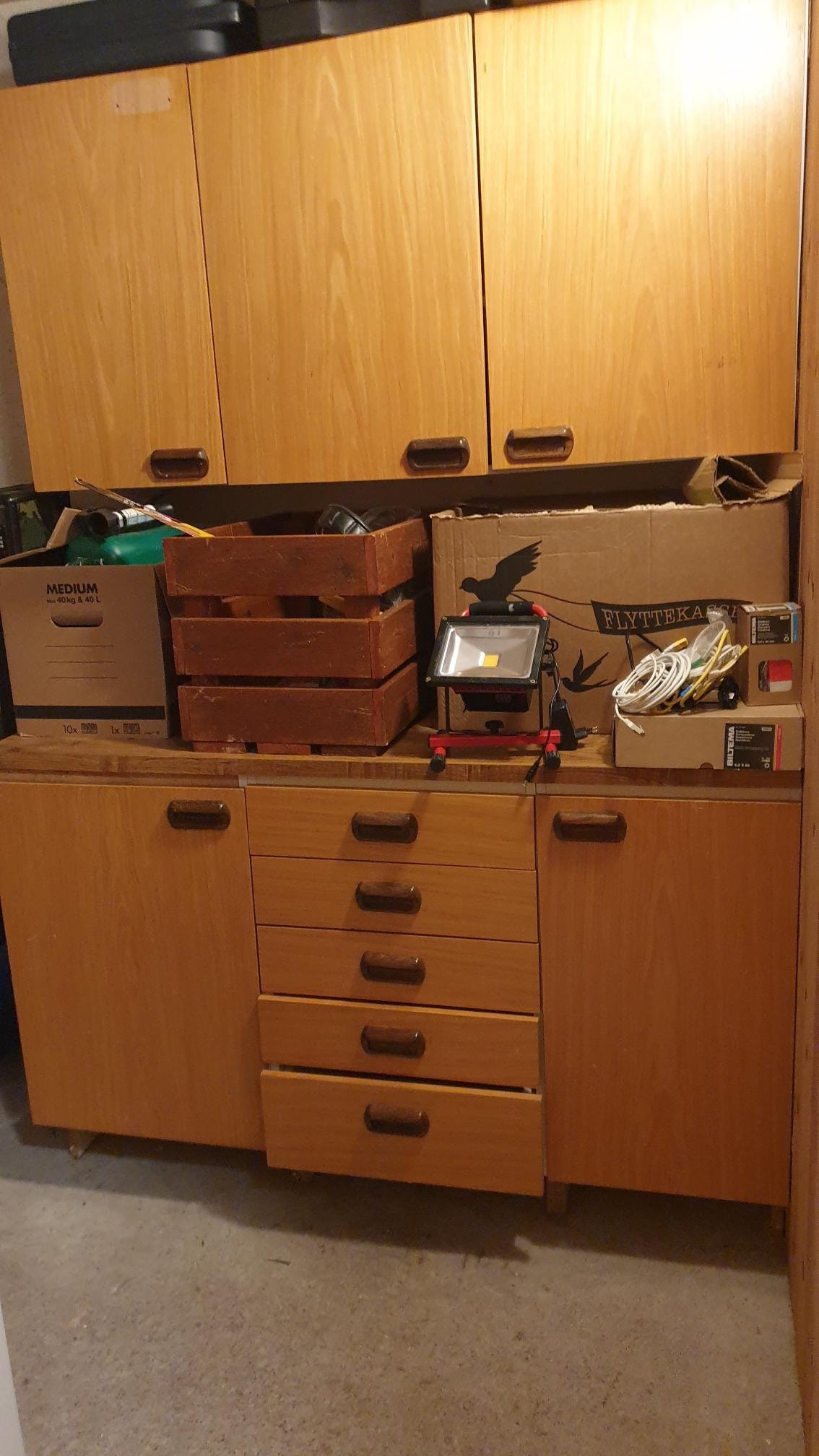Kjøkkeninnredning til bod eller garasje. Oppbevaring. Hyller. | FINN.no