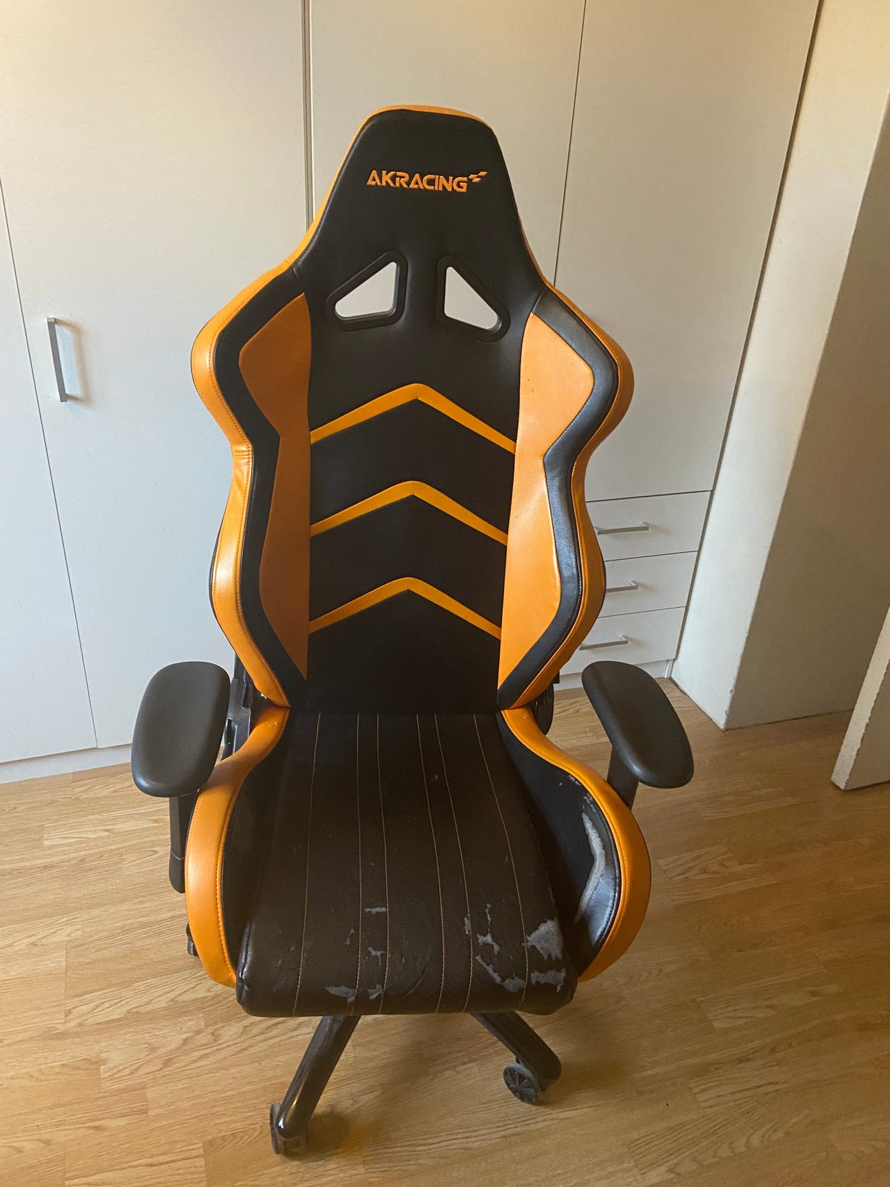 Kontorpult og pc stol gis bort ved rask henting | FINN torget