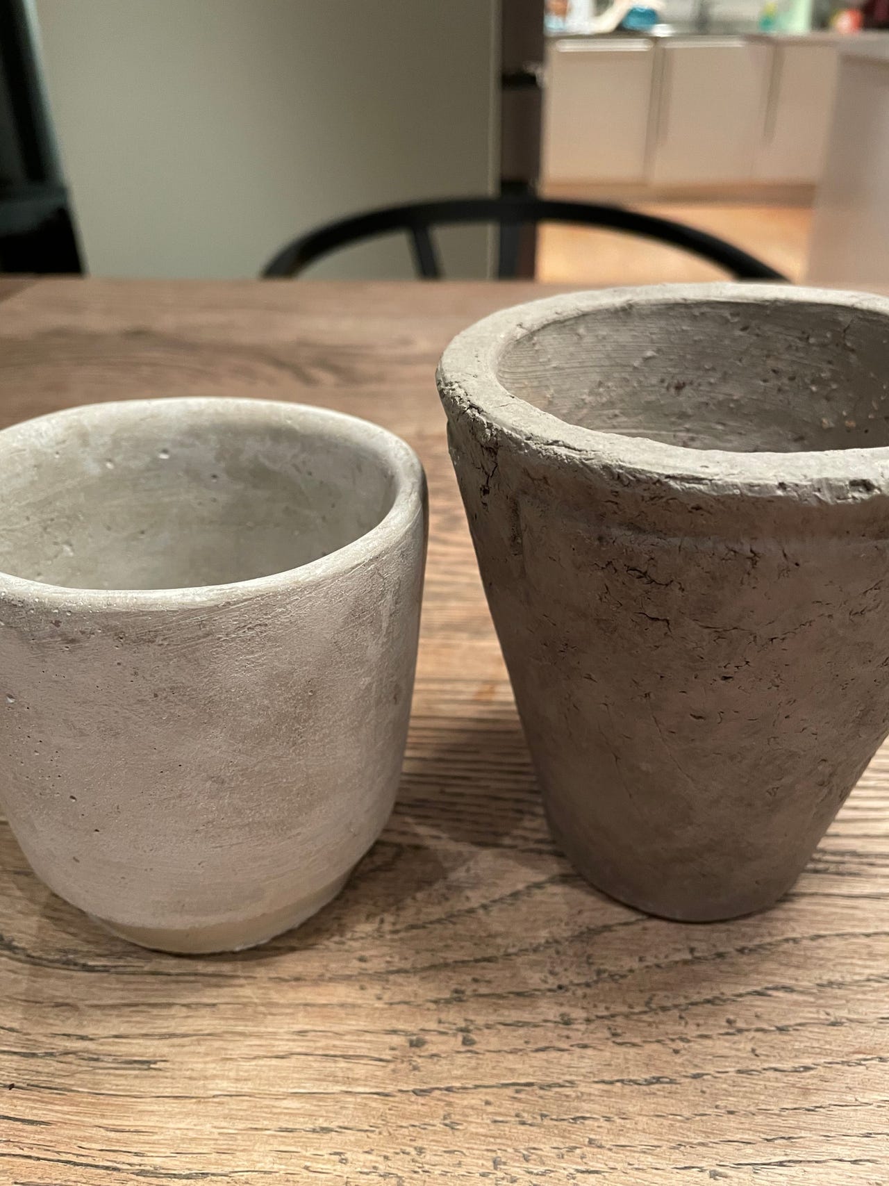 Små blomsterpotter i grå kjeramikk | FINN-torget