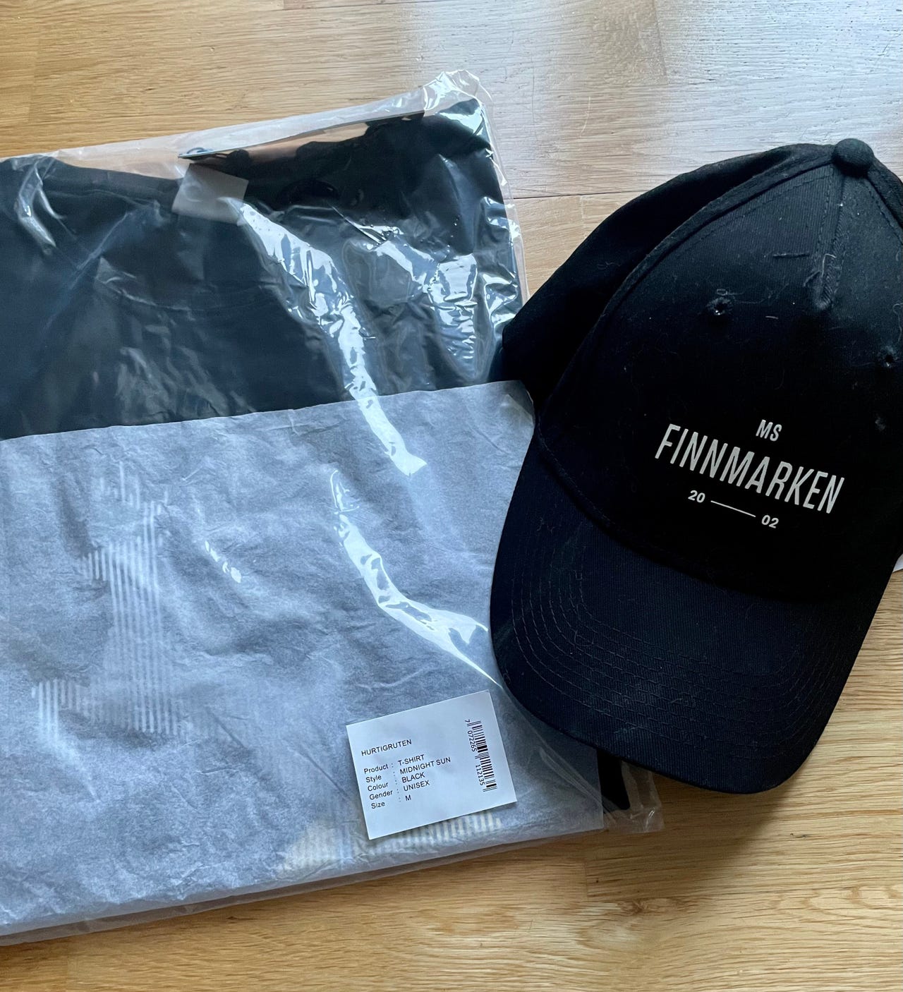 T-skjorte og caps fra Hurtigruten, str M | FINN torget