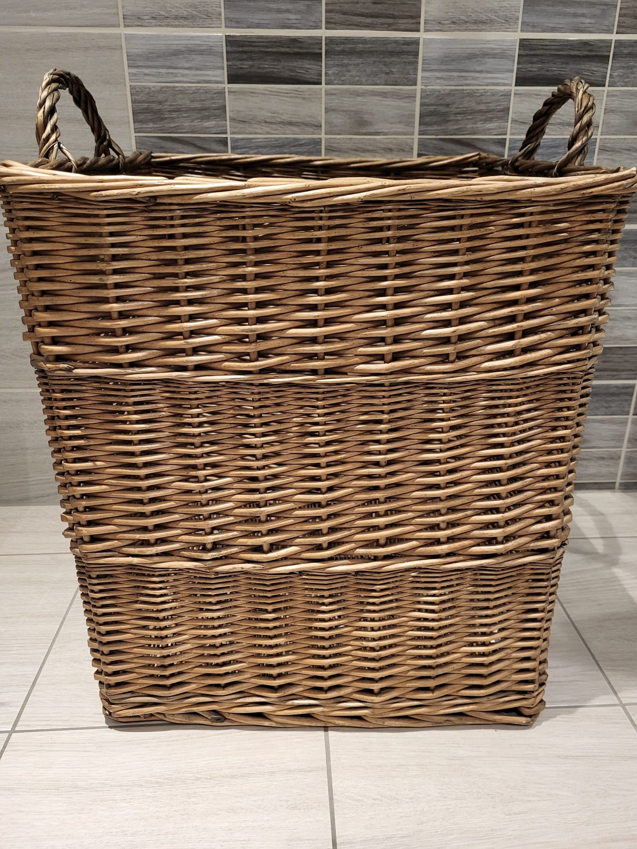 Stor flettet kurv høyde 56 cm | FINN.no