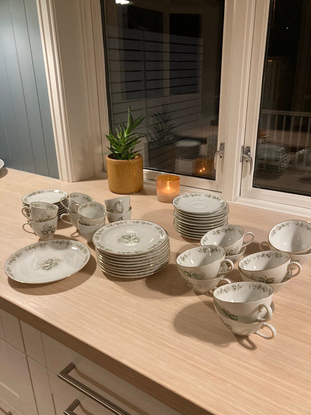 Helt og pent servise, åpen for bud | FINN torget