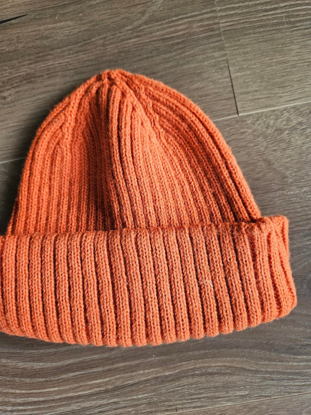 Tøff oransje lue | FINN-torget