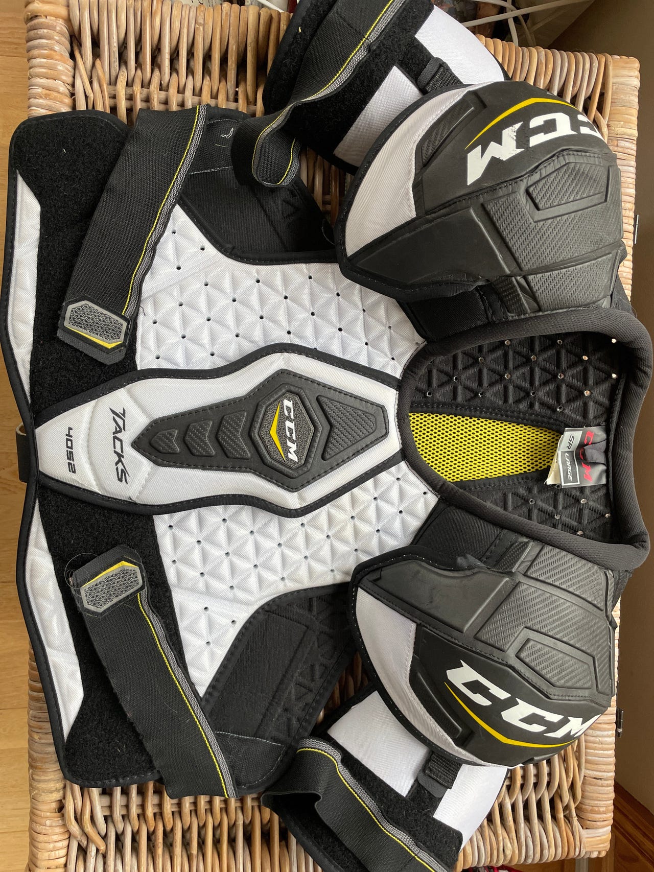 CCM shoulder pads str L | FINN torget