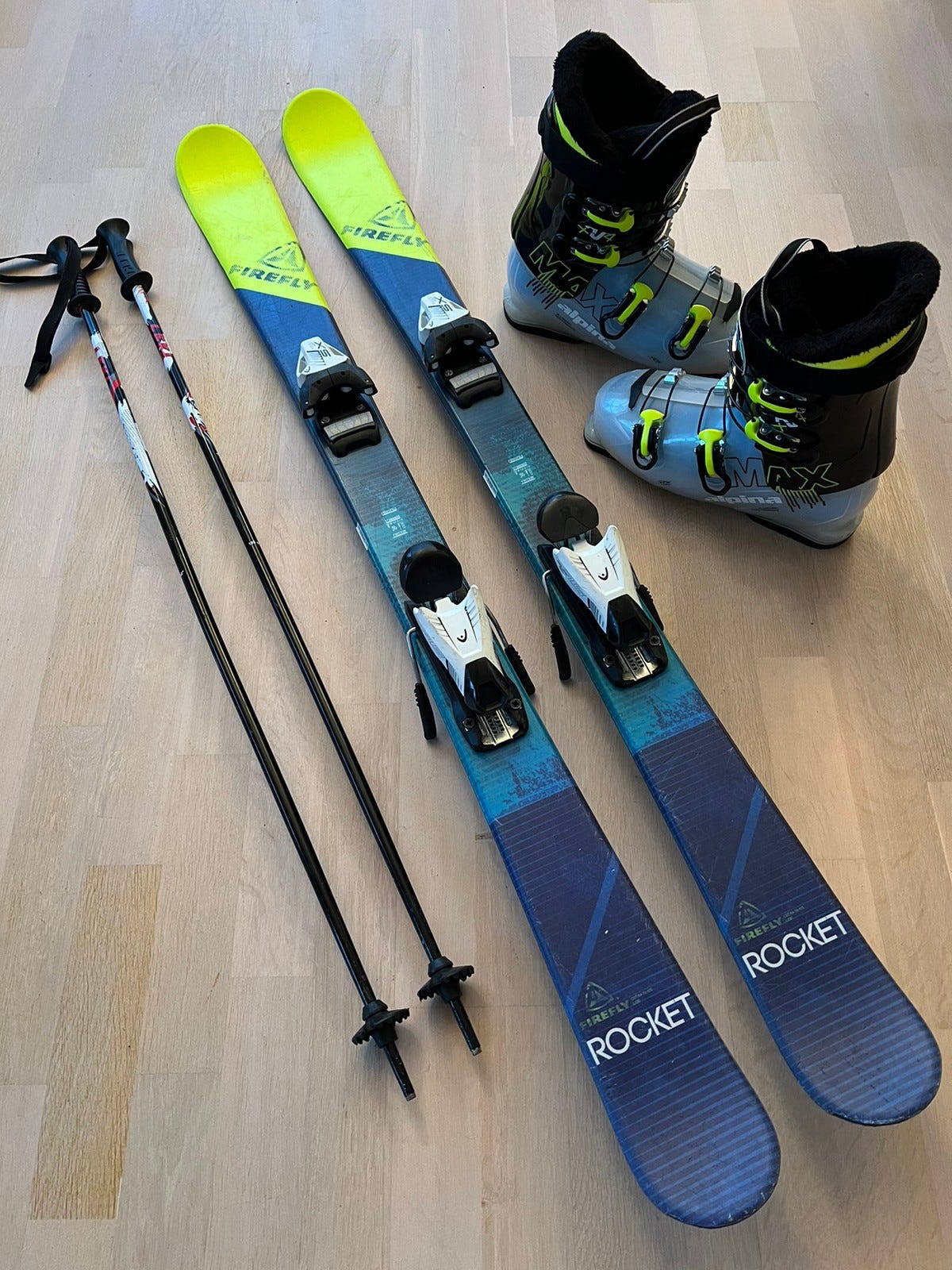 Komplett slalompakke - twintip ski, sko og staver | FINN-torget