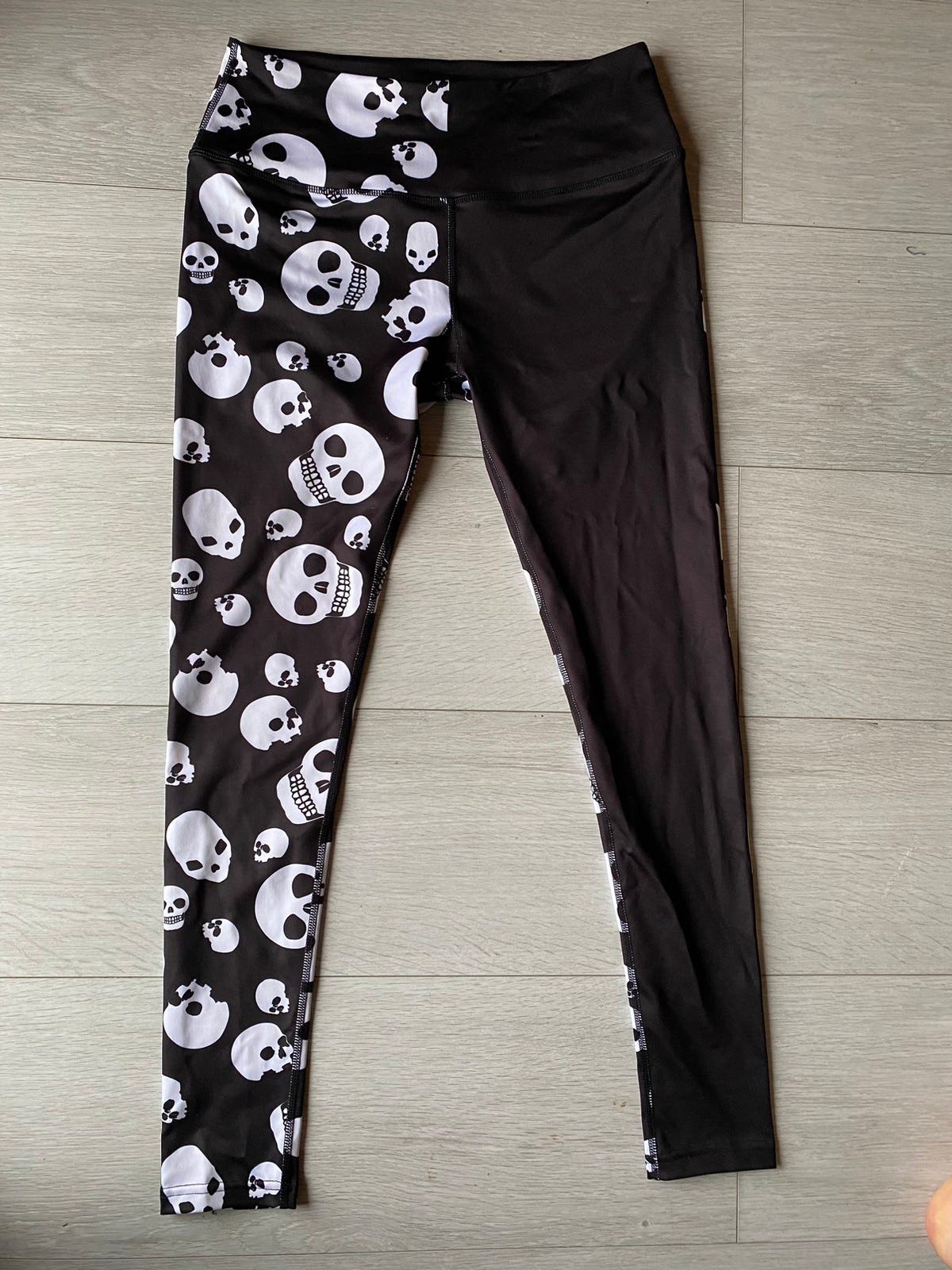 Lexie tights med hodeskaller | FINN torget