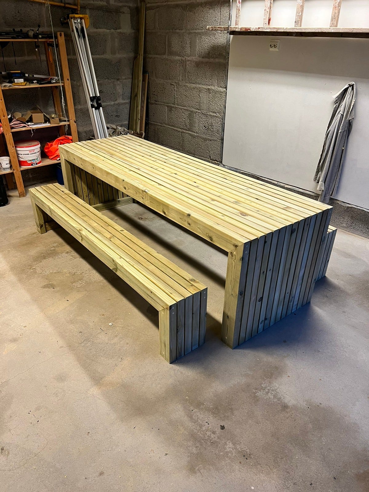 Utebord med benker impregnert. | FINN torget