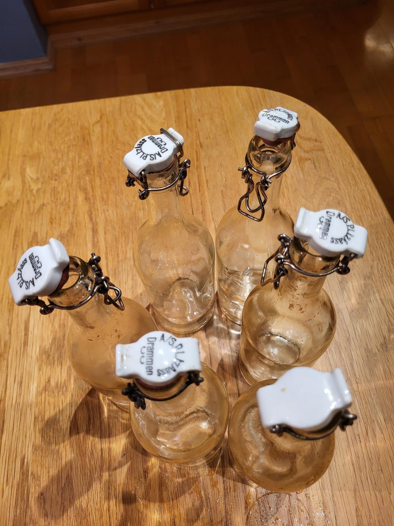 Gamle flasker med patentkork fra Aass bryggeri | FINN torget