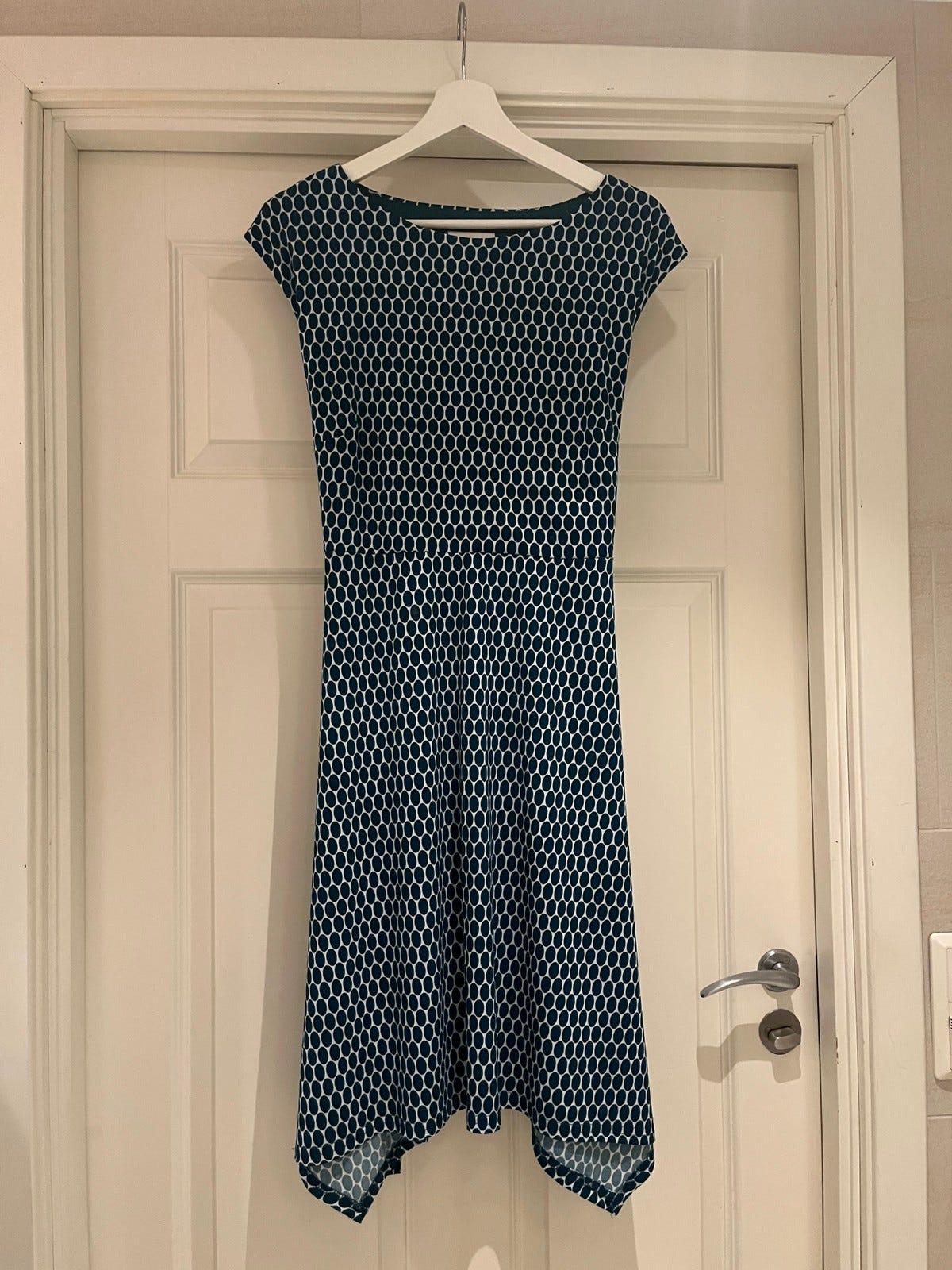 Nydelig kjole str. 14 fra Apricot, med klassisk snitt og knytting i ...