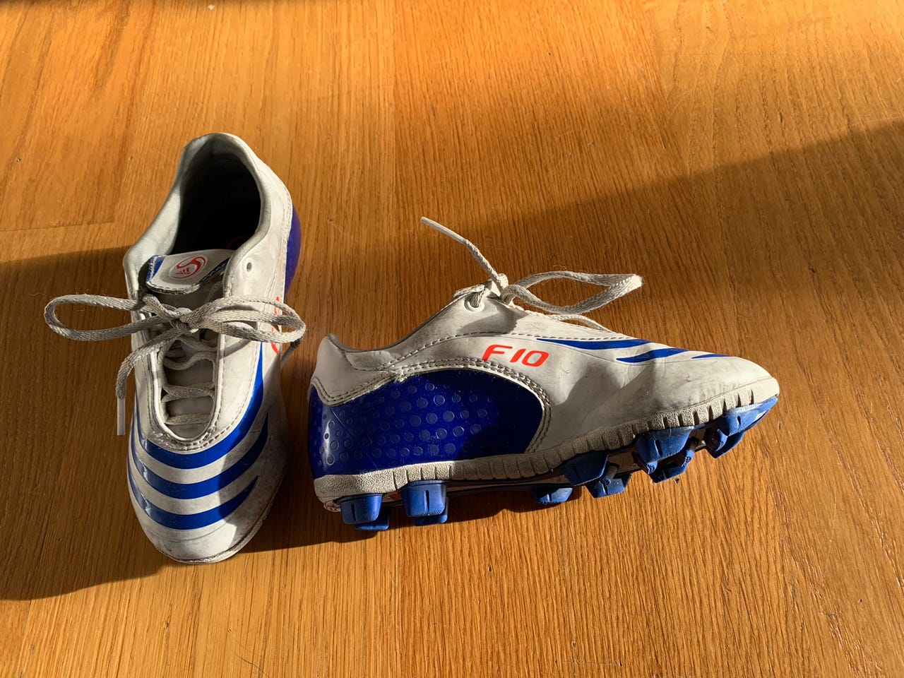 Adidas fotballsko str 28 og sko i str 27 | FINN-torget