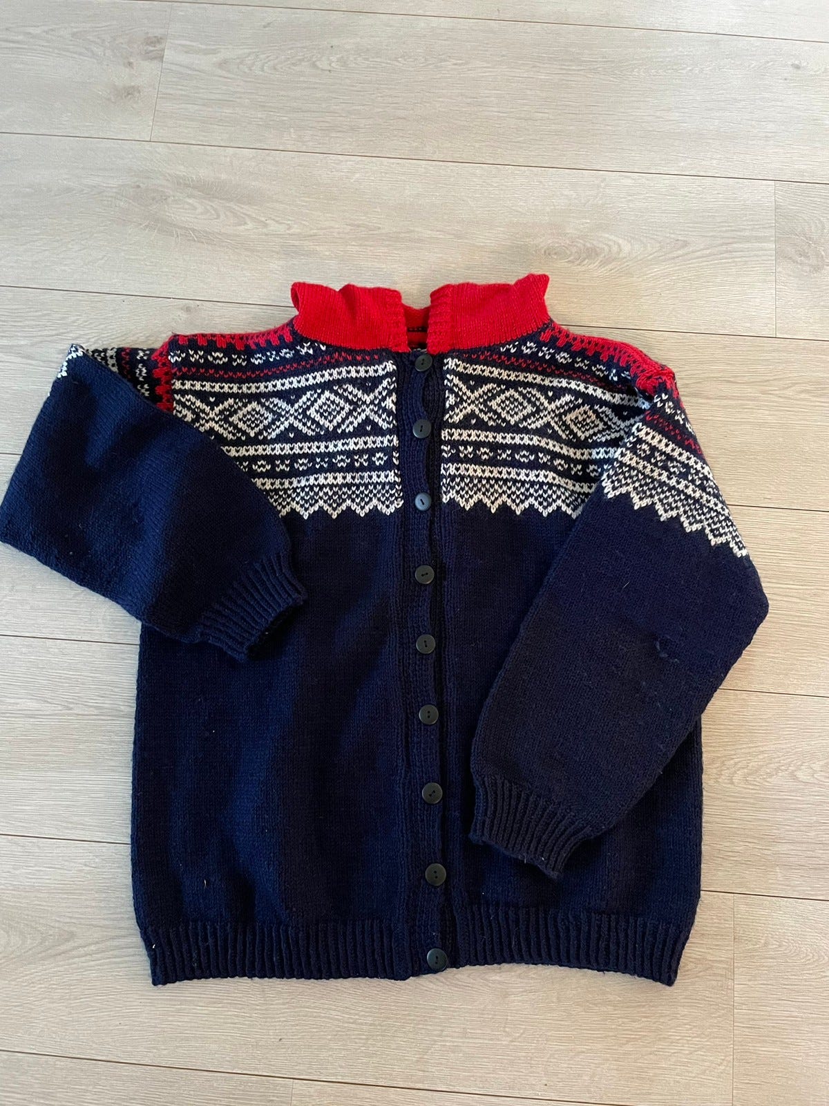 Hjemmestrikket Marius jakke med hette, str XL | FINN-torget