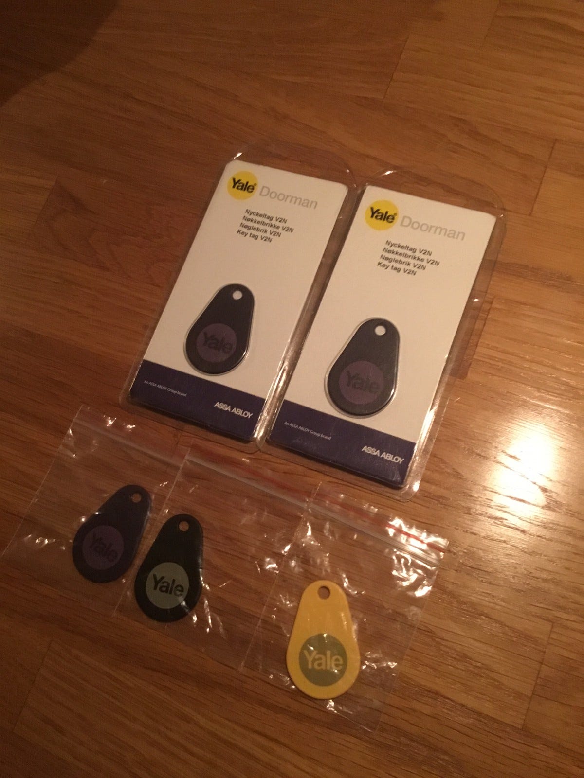 NØKKELBRIKKE YALE DOORMAN V2N Lilla, gul, svart | FINN-torget