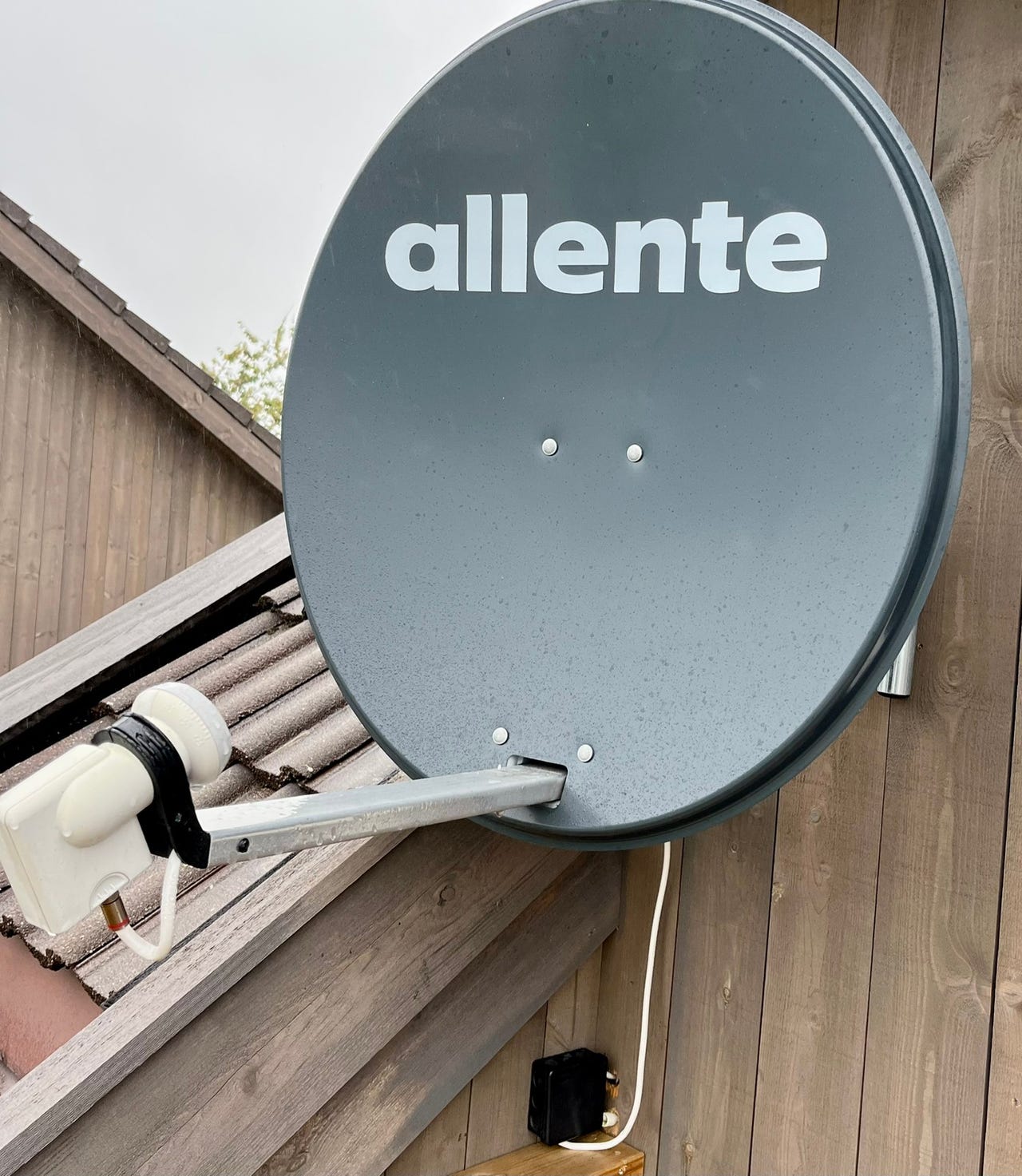 Parabolantenne, SMART dekoder med 1TB minne og kabler. | FINN torget