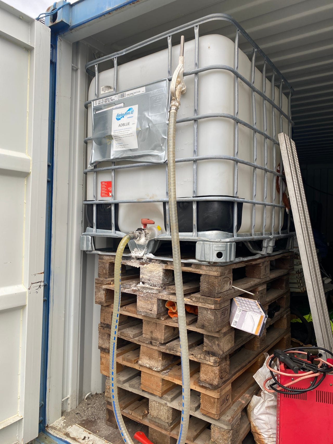 IBC Container AdBlue tank med slange og pistol for fylling | FINN-torget