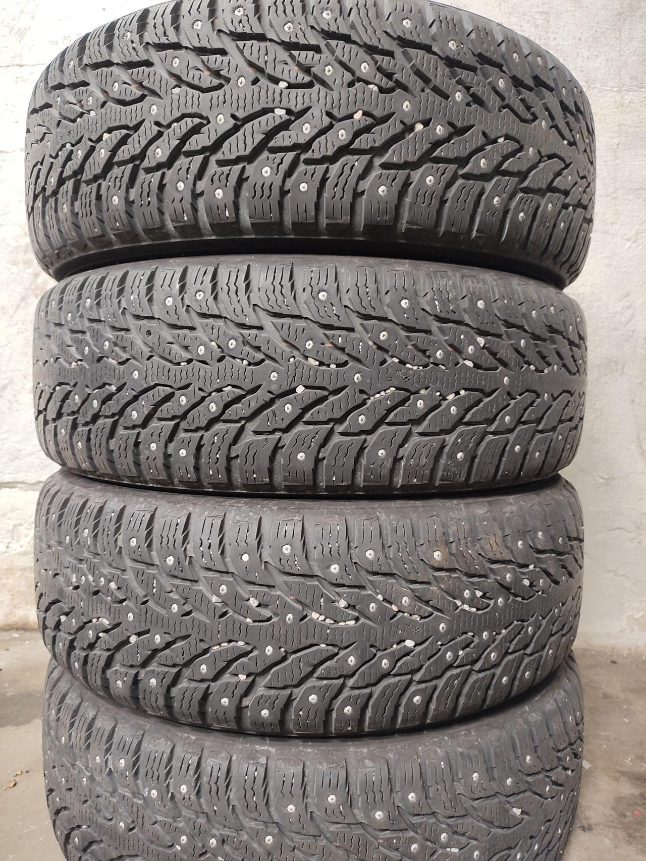 225/65 R17 Nokian Piggdekk | FINN-torget