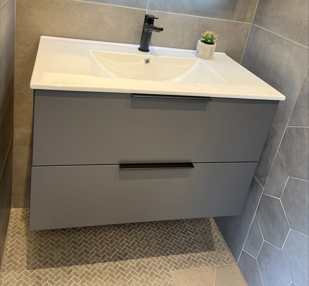 Baderomsinnredning med keramisk topp, servantkran og pop-up ventil ...