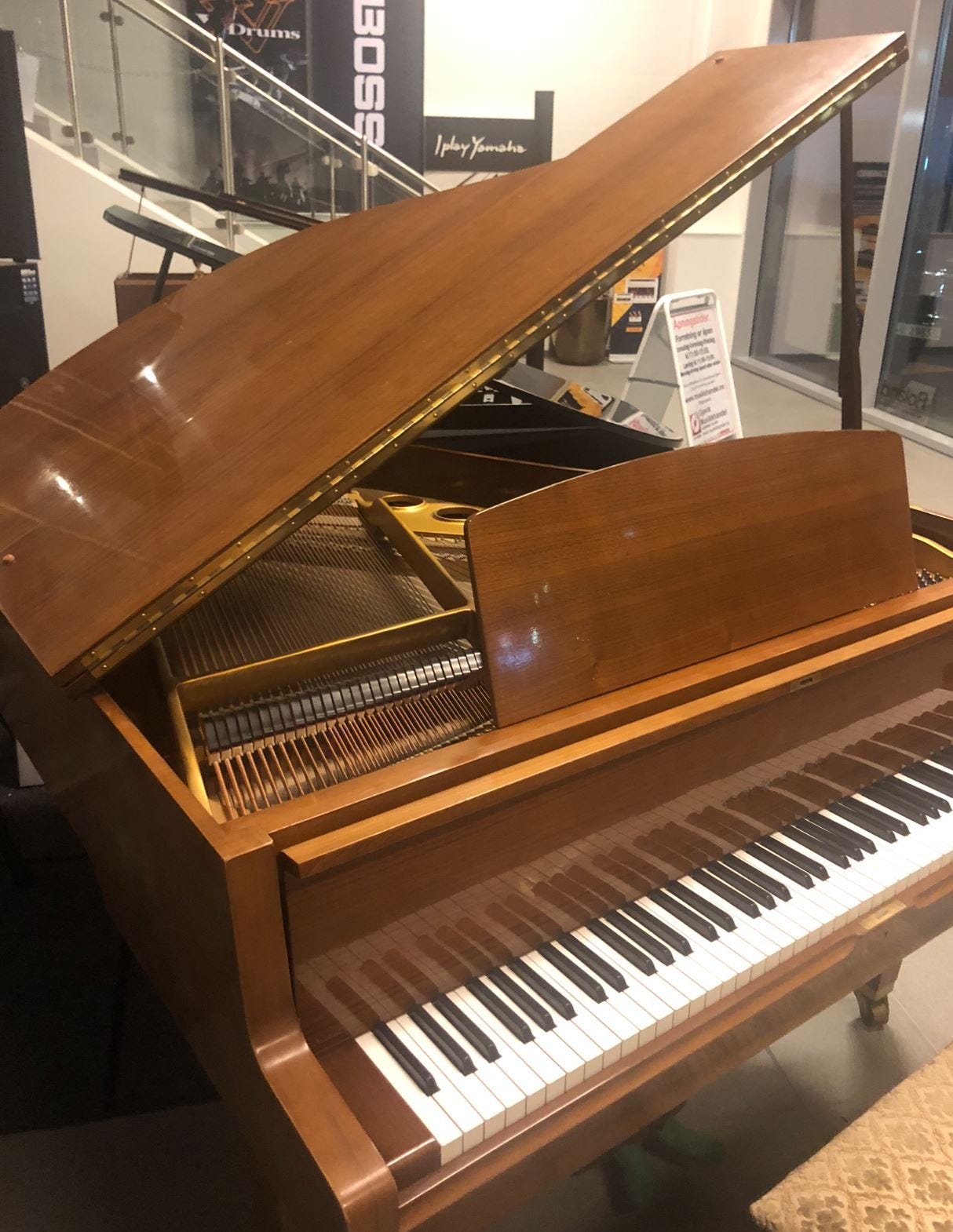 Flygel Yamaha G-1 brukt flygel i polert nøttetre NEDSATT | FINN torget