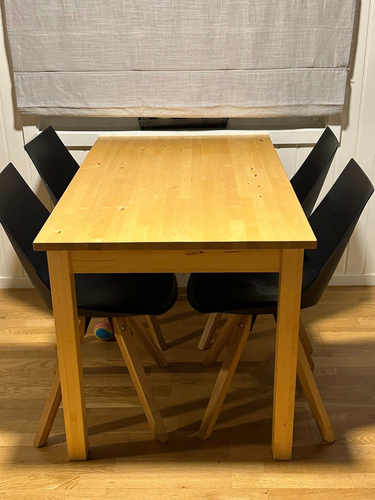 kjøkenbord med 4 stoler | FINN-torget