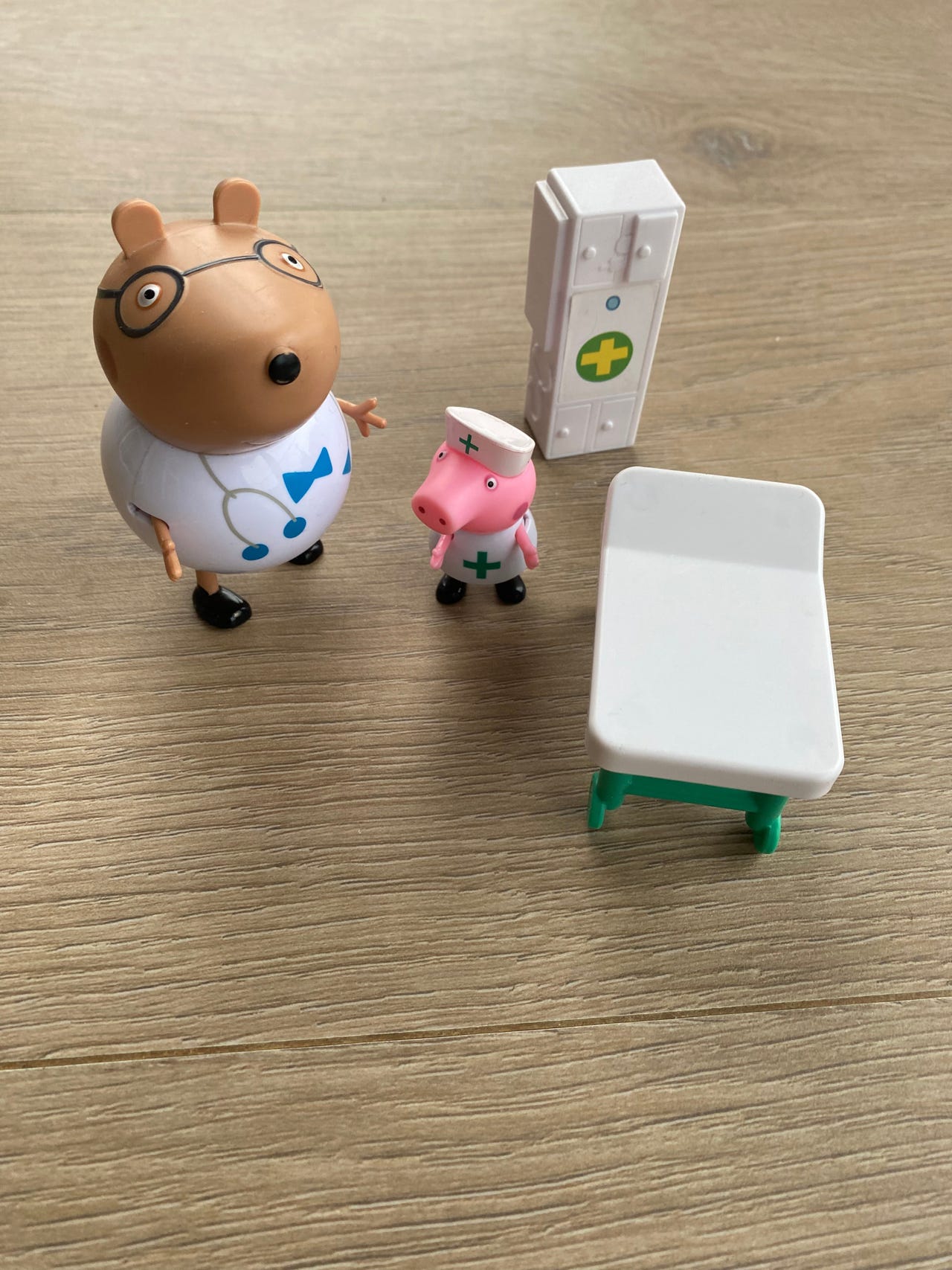 Peppa gris doktor og pappa gris med tilbehør | FINN torget