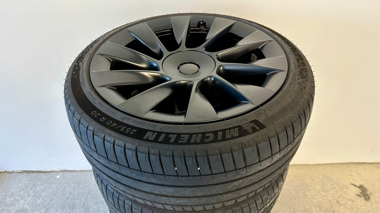 Tesla Induction felger med sommerdekk | FINN-torget