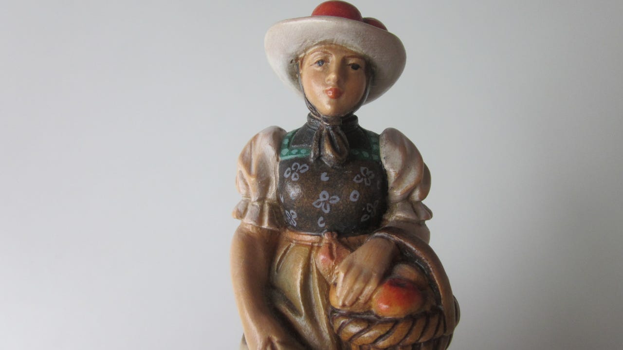 Vintage – Flott figur (Anri Italia?) Kvinne med kurv, epler og hatt | FINN torget