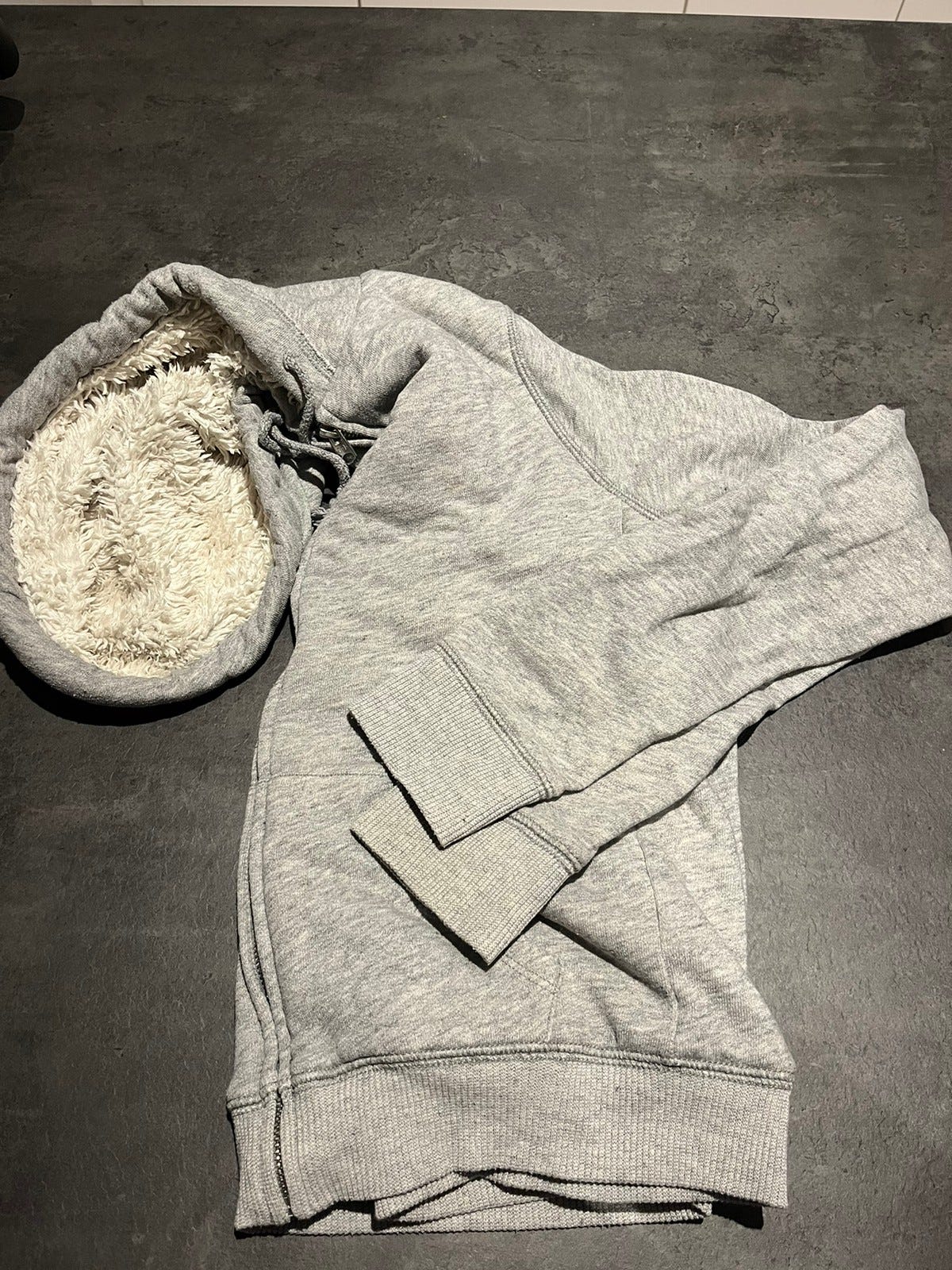 Grå Abercrombie & Fitch hettegenser | FINN-torget