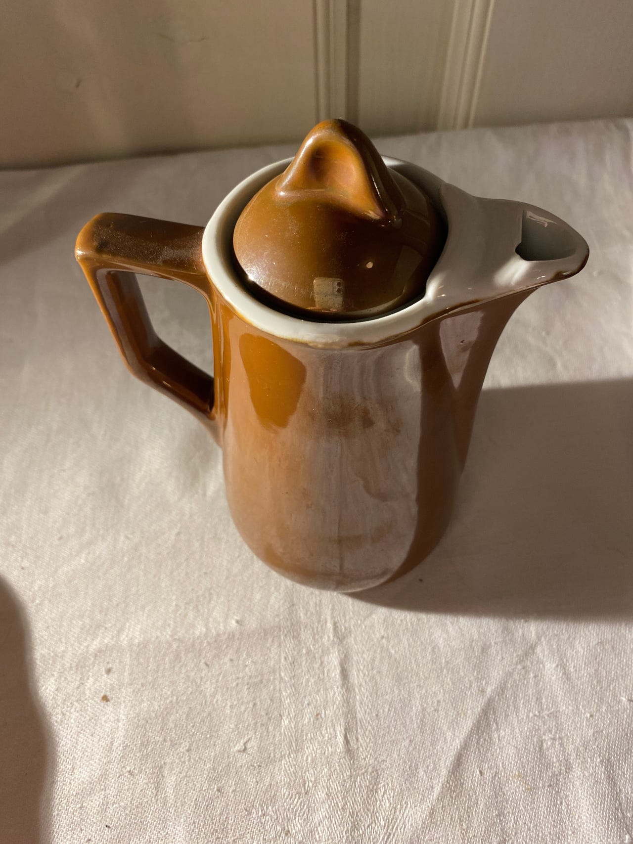 Søt brun liten kanne i porselen (te,kaffe,saus) | FINN-torget