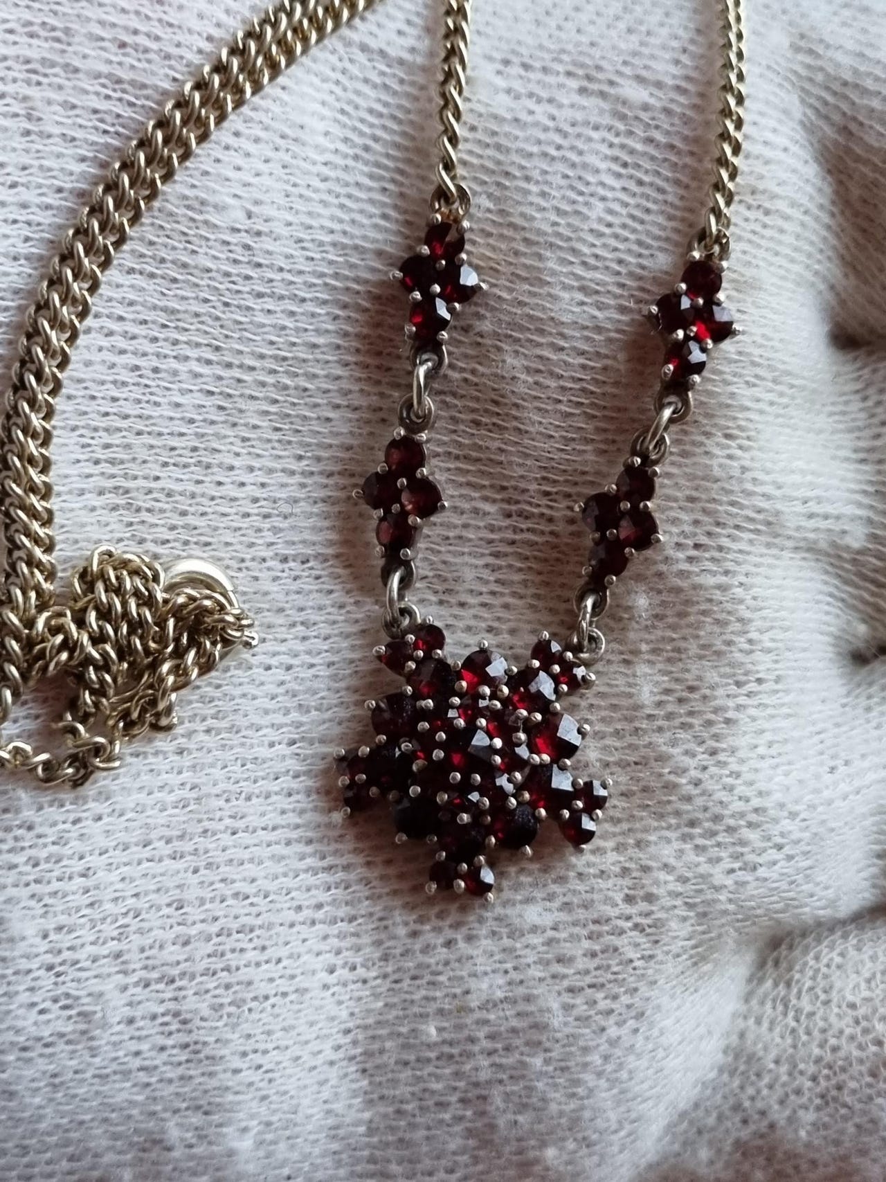 Eldre smykke med granater | FINN-torget