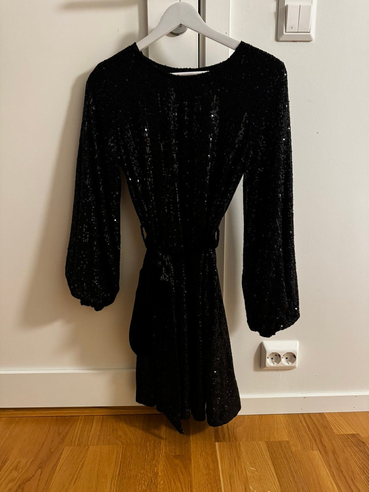 Kayani paljettkjole | FINN torget