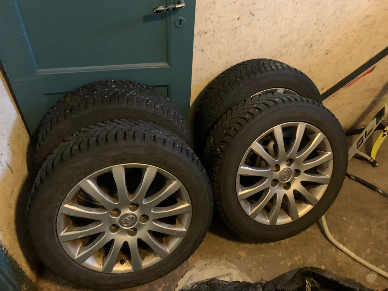 Vinterdekk- komplett m/felg Toyota avensis 215/55/R17 | FINN torget