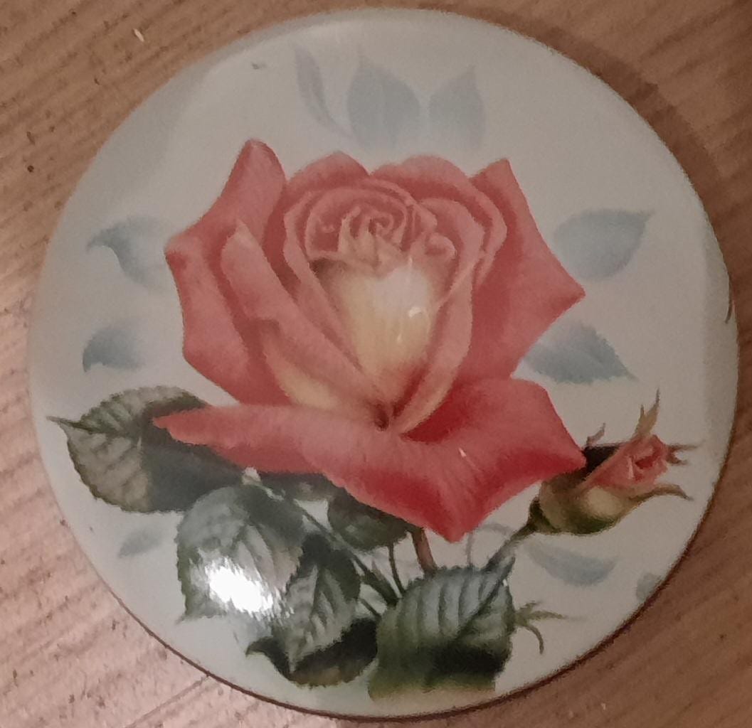 Vintage Rose blikk boks Høyde ca 5 cm D 13 fra 60 tallet? | FINN-torget