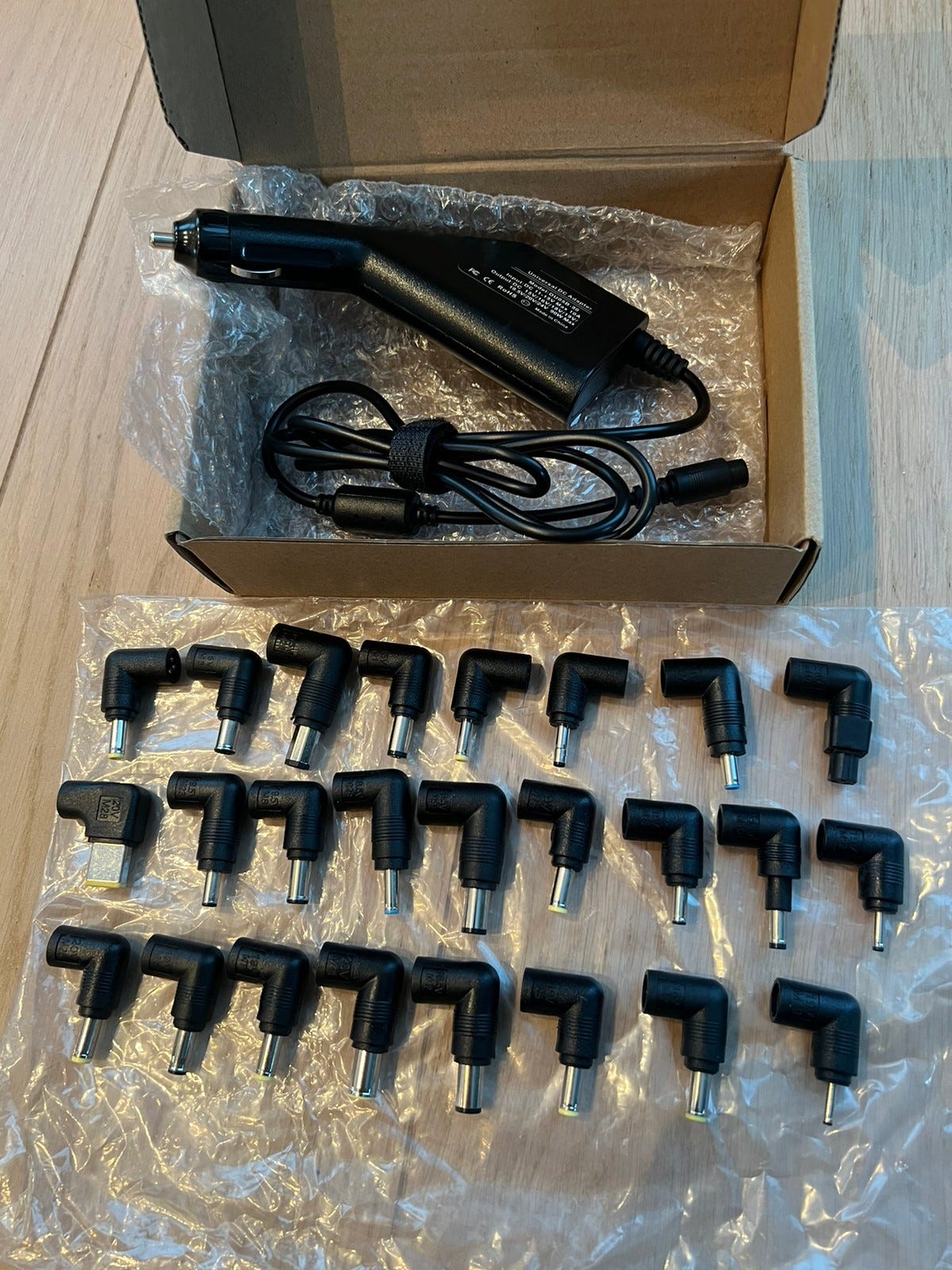 Universal Laptop Lader For Bil med 25 adopters | FINN-torget