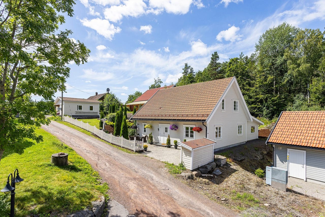 Velholdt enebolig fra 2012 på romslig tomt. Vannbåren varme, fine ...