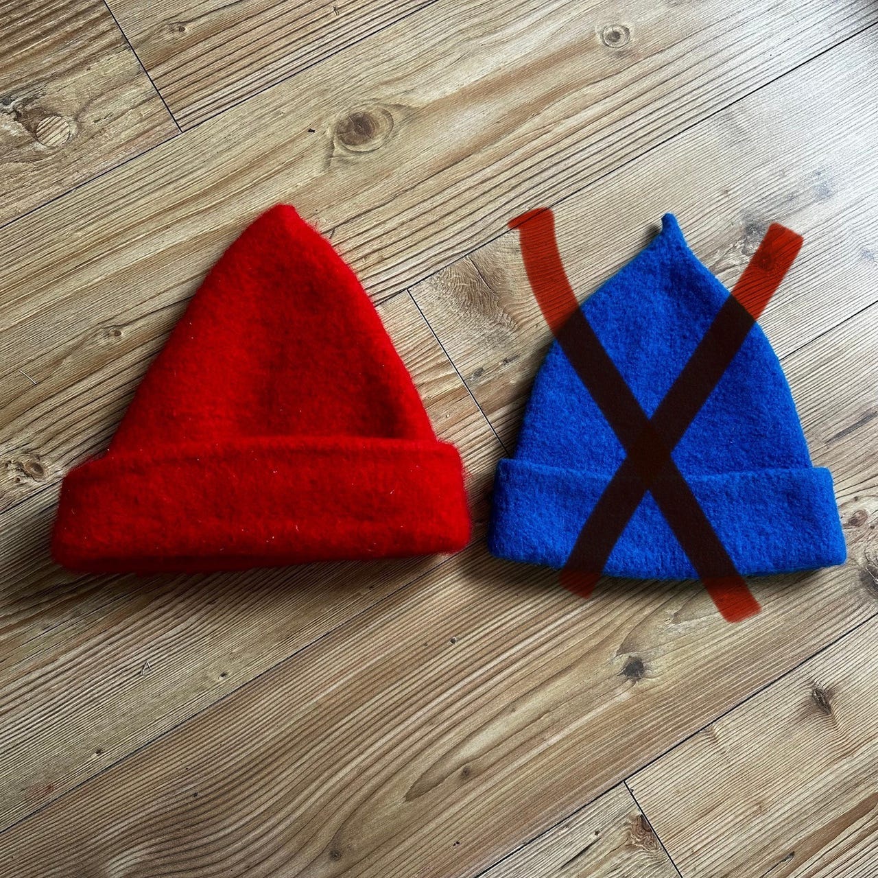 Jul på Månetoppen - Rødnisse Lue | FINN-torget