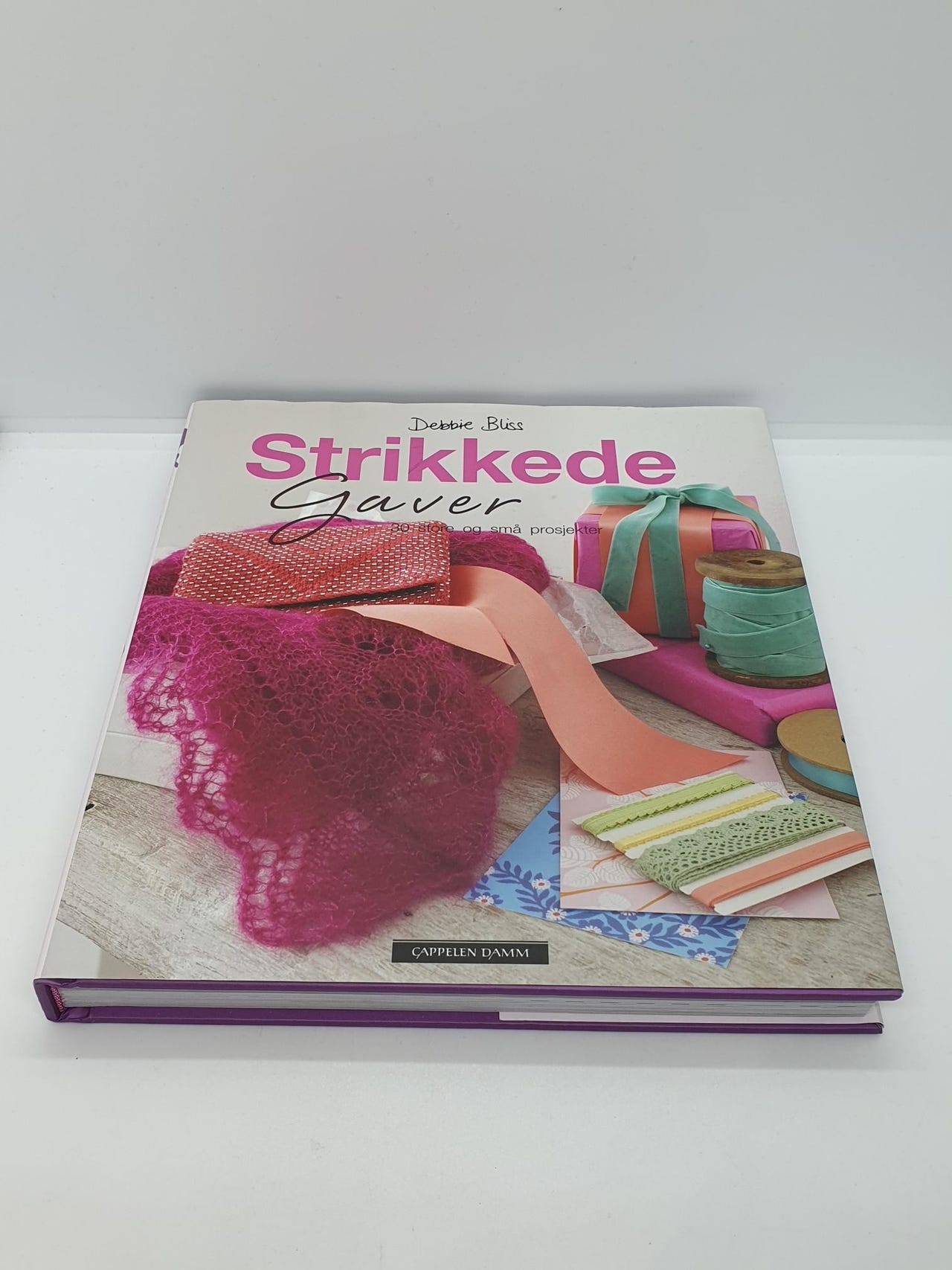 Strikkede gaver - Debbie Bliss | FINN-torget