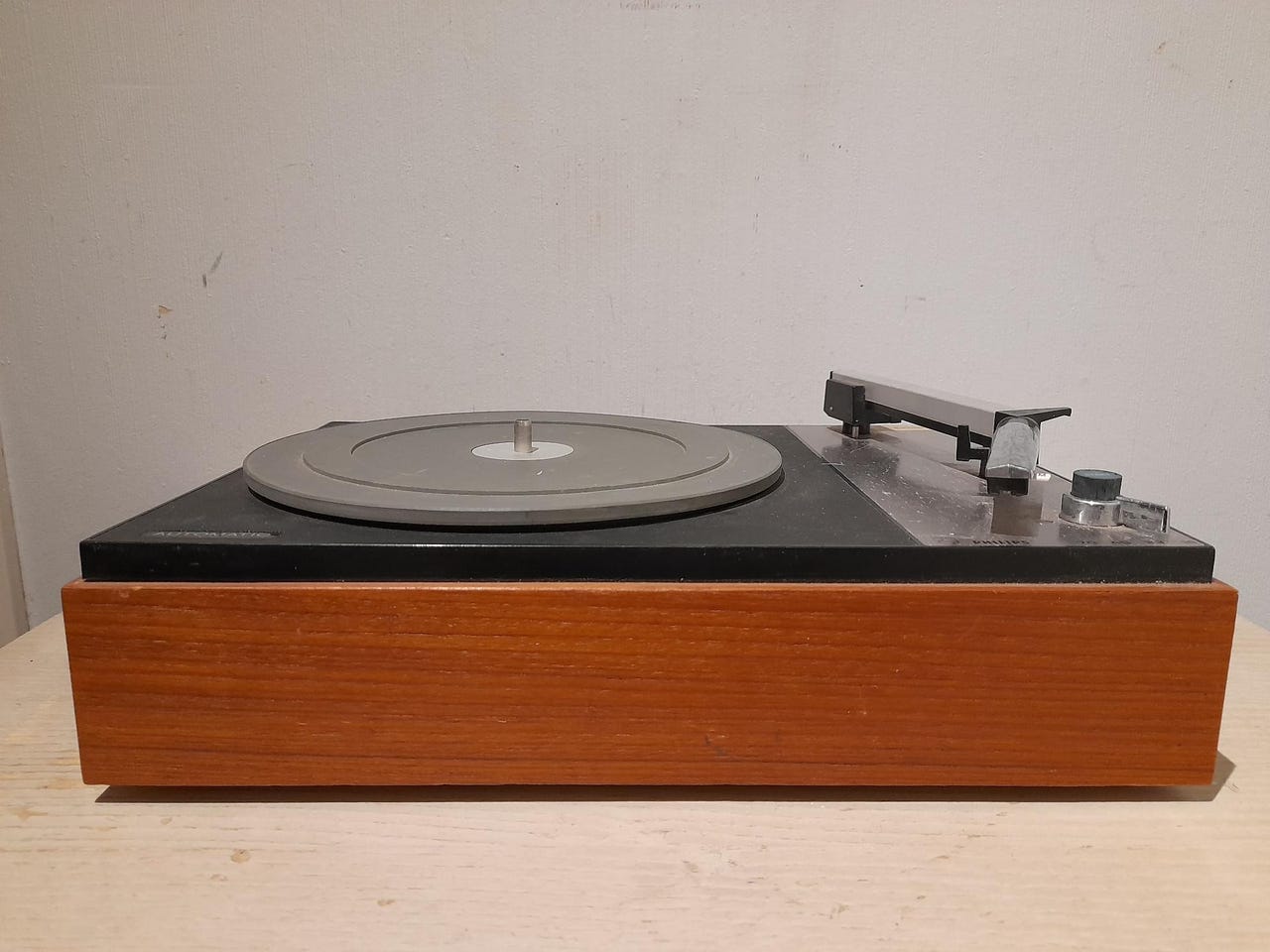 Ant. 1950 talls Philips Automatic platespiller i teak for 16-33-45-78 ...