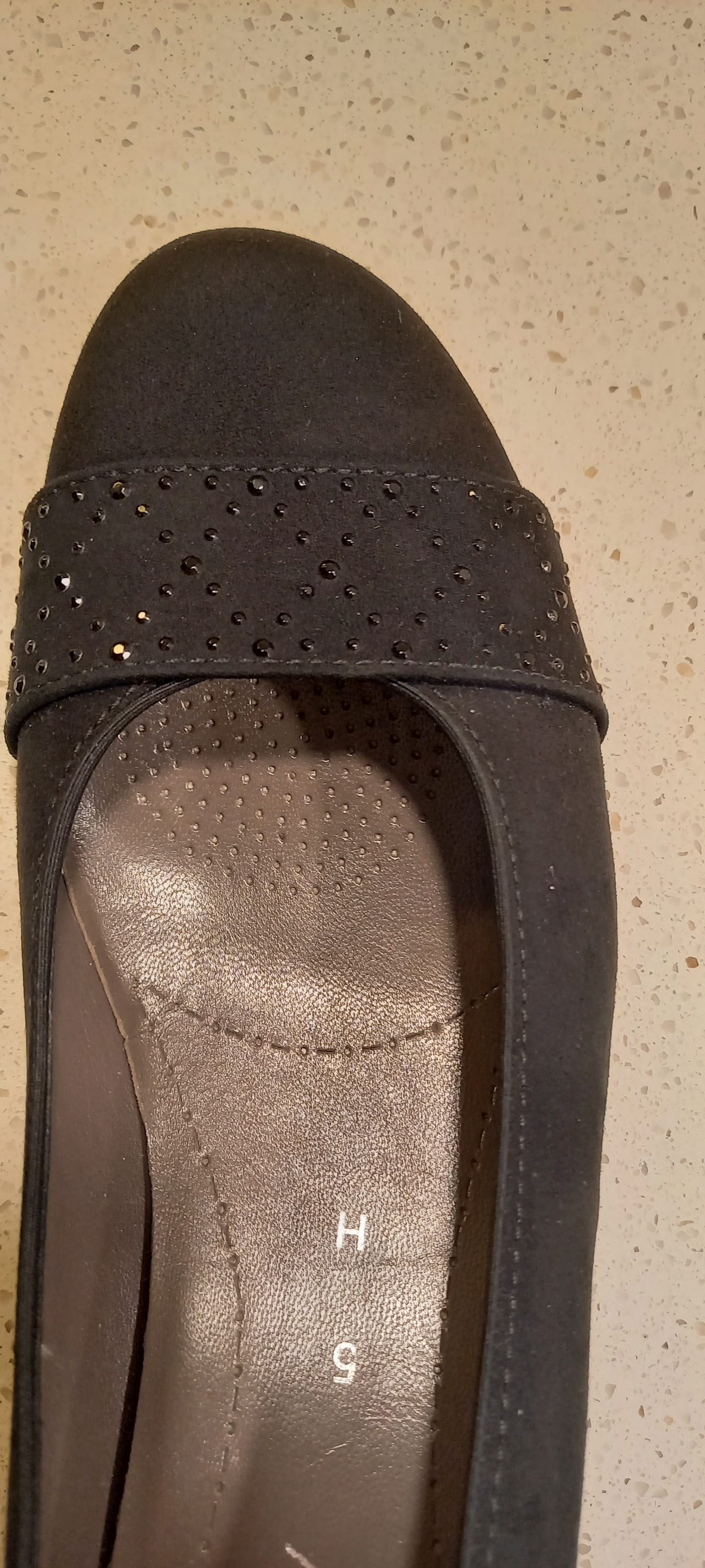 Fine sorte skinnsko med pynt fremme selges | FINN-torget