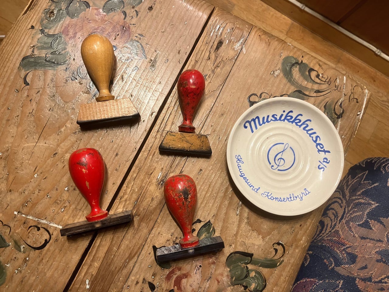 En liten skål og 4 gamle stempler fra Musikkhuset a/s Haugesund | FINN torget