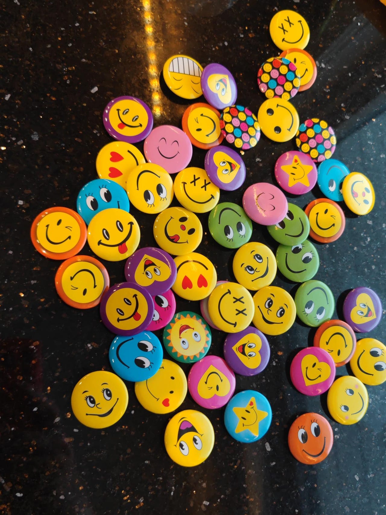 50stk 30mm smiley pins | FINN-torget