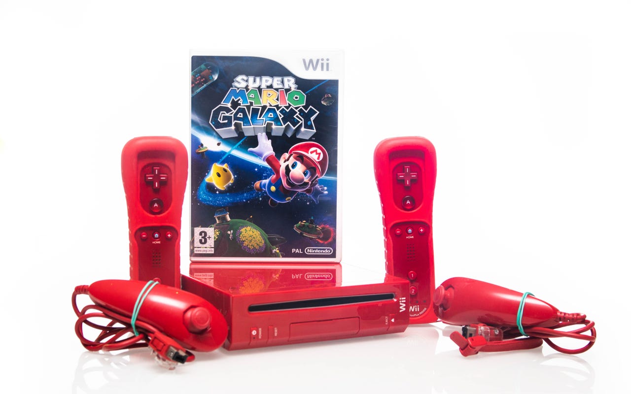 Tøff Rød Nintendo Wii | 2x Remotesett med Nunchuk | Mario Galaxy Spill ...