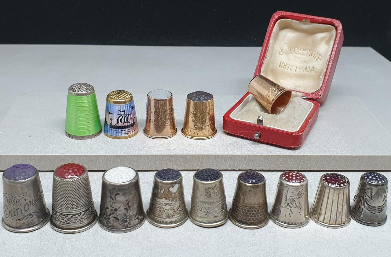 Fingerbøl, sysaker, salt og pepperbøsser/annet miniatyrer i sølv | FINN ...