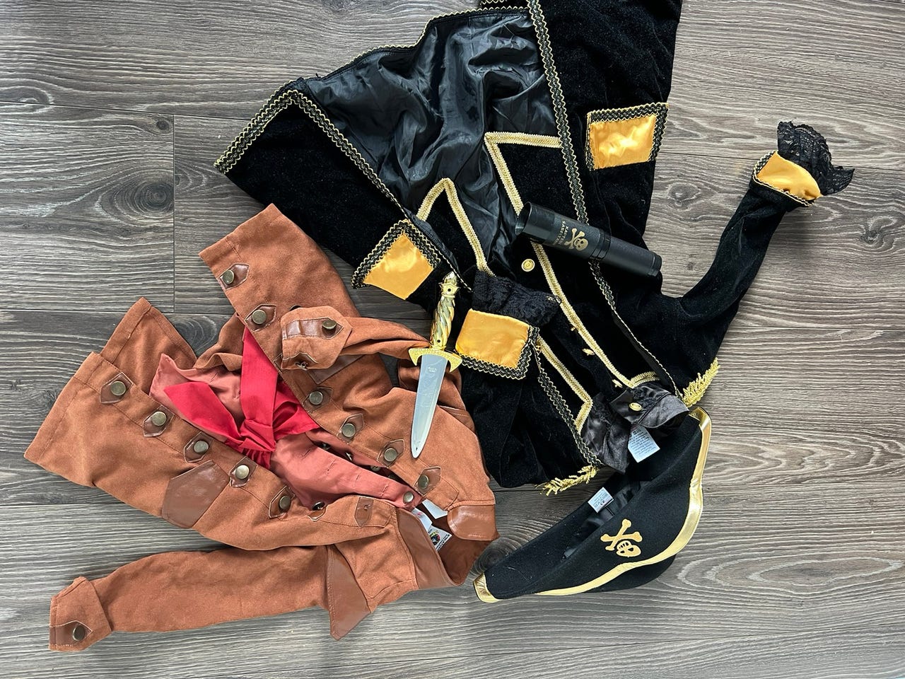 Kaptein Sabeltann kostyme (3 år) og Langemann kostyme (4-5 år) | FINN ...