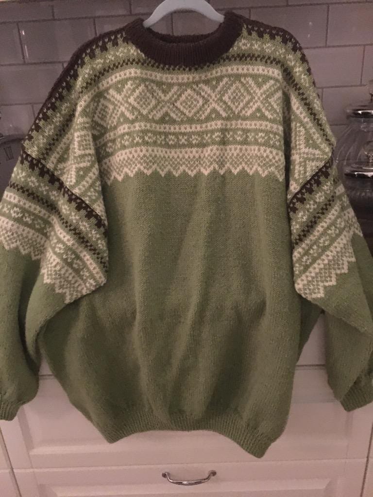 Hjemme strikket ull genser | FINN torget