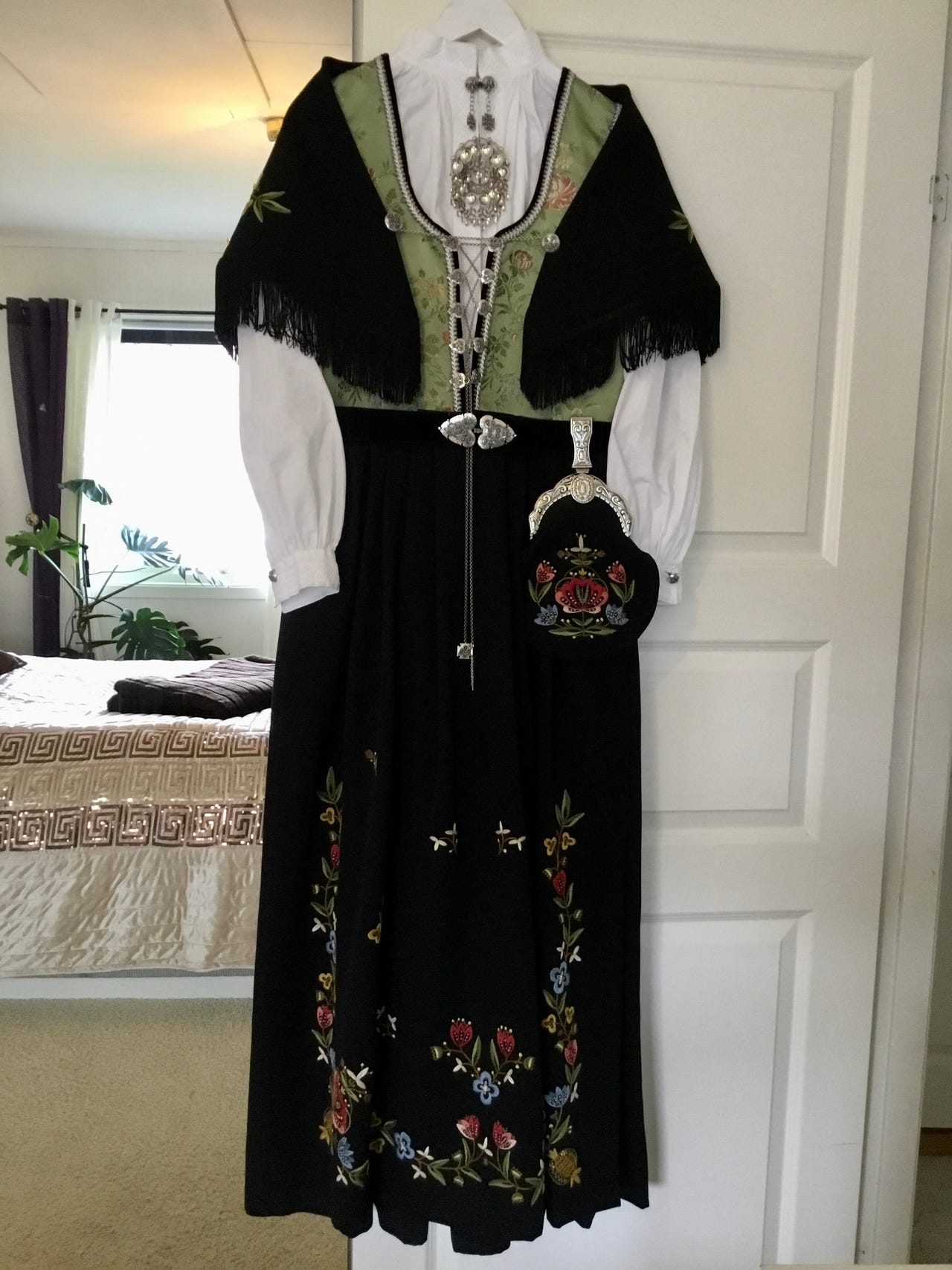 Kr.35000,- Komplett sort Jelsa bunad med nydelig grønn vest | FINN-torget