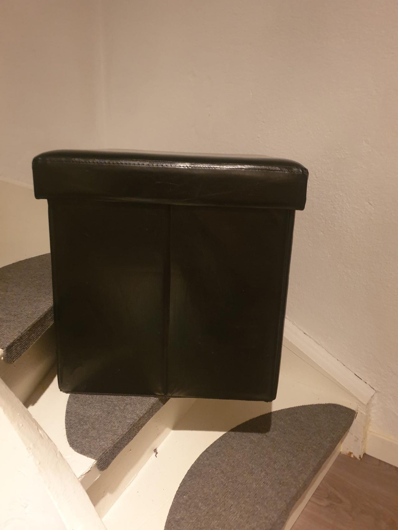 Sort puff med oppbevaring | FINN-torget