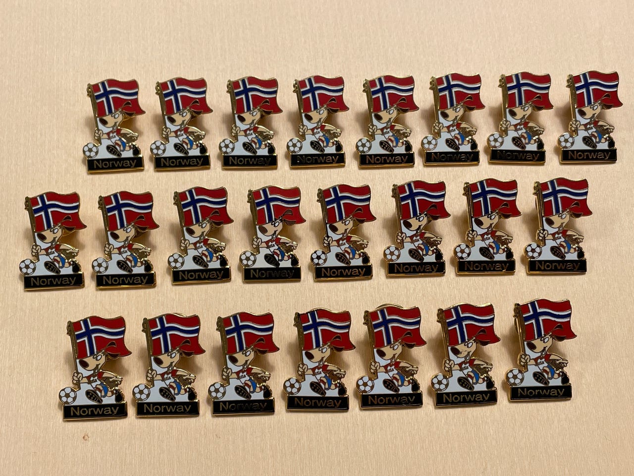 Norway Norge flagg hund fotball 1992 - mange pins | FINN-torget