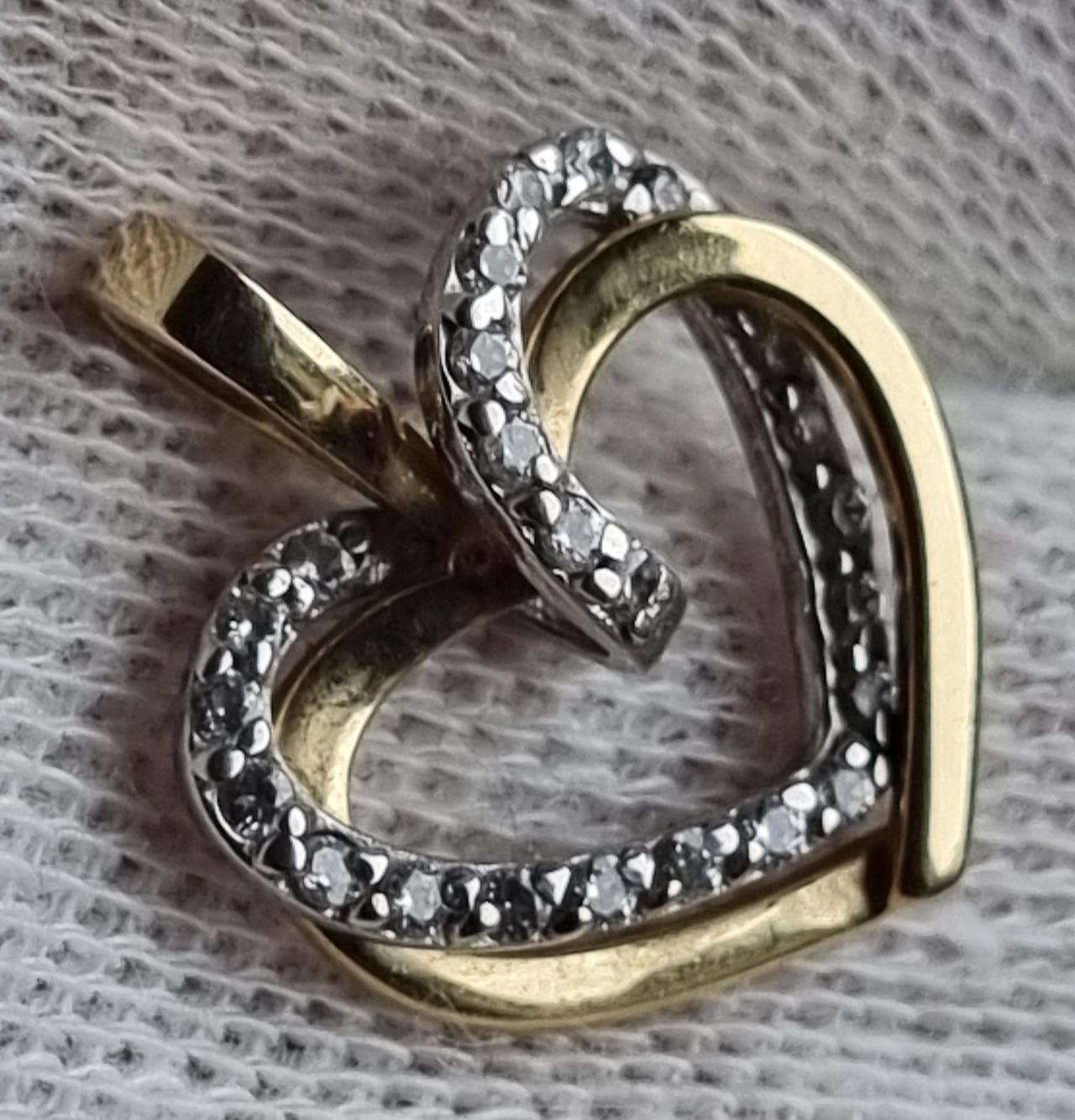 Utrolig fint gull hjerte med små stein | FINN torget